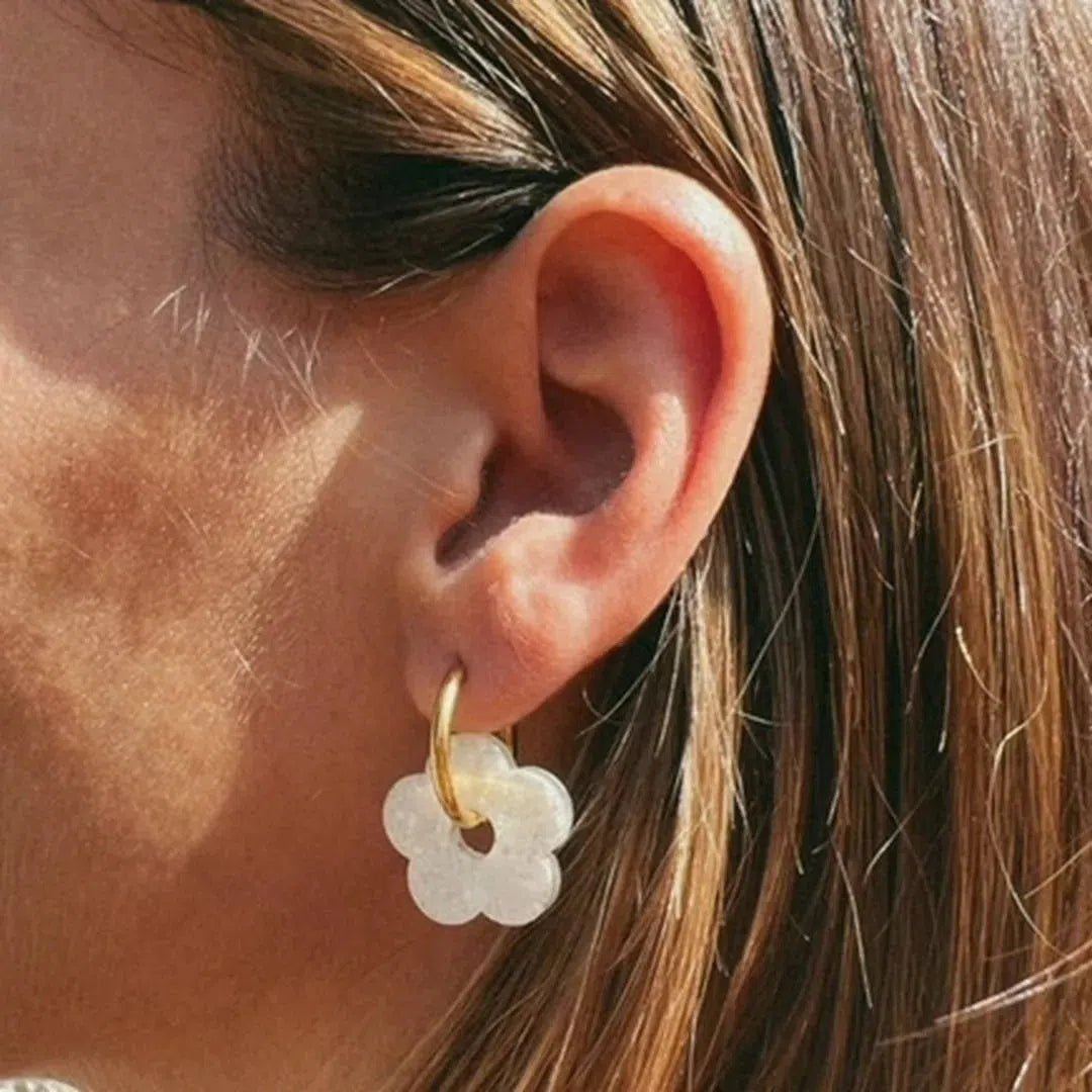 Mini-Créoles avec Fleur en Résine Blanc Ivoire | Élégance en Acier ...